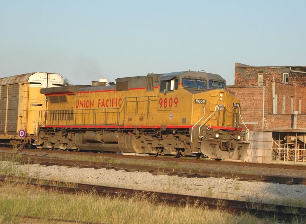 Pushin' a load of Pontiacs west.